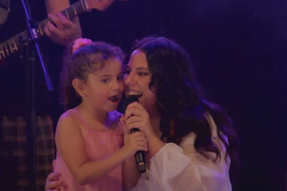Loren Ryan Joined By Daughter Charlie For 2024 Star Maker Performance ...
