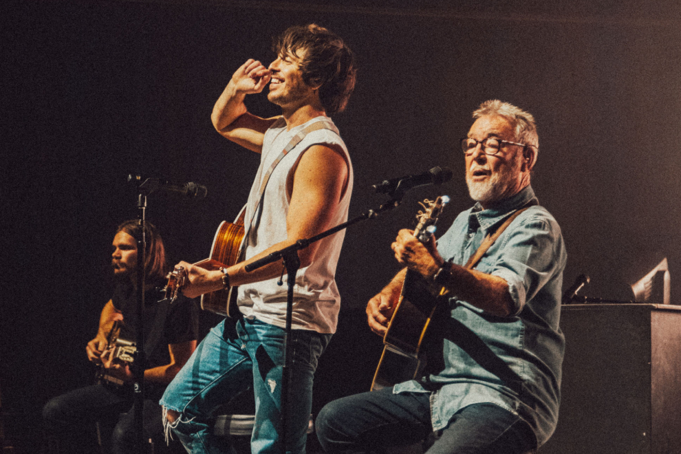 Morgan Evans Drops 'Rip Rip Woodchip' With John Williamson - Kix Country